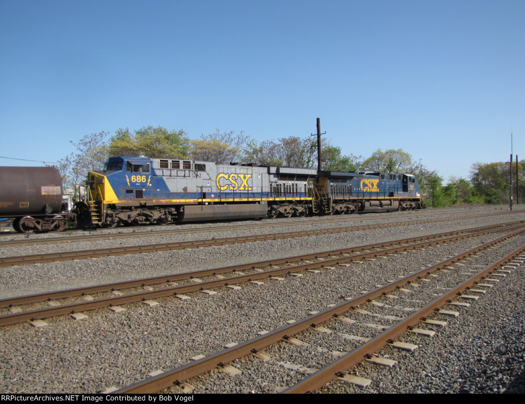 CSX 686 and 566